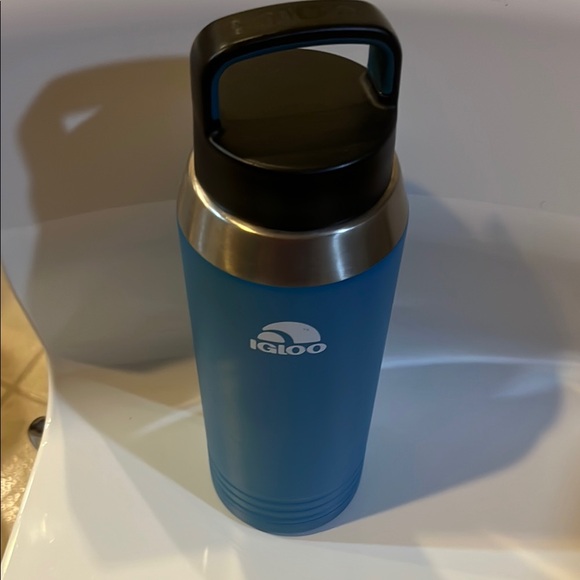 Igloo | Other | Igloo Blue Stainless Steel Water Bottle | Poshmark